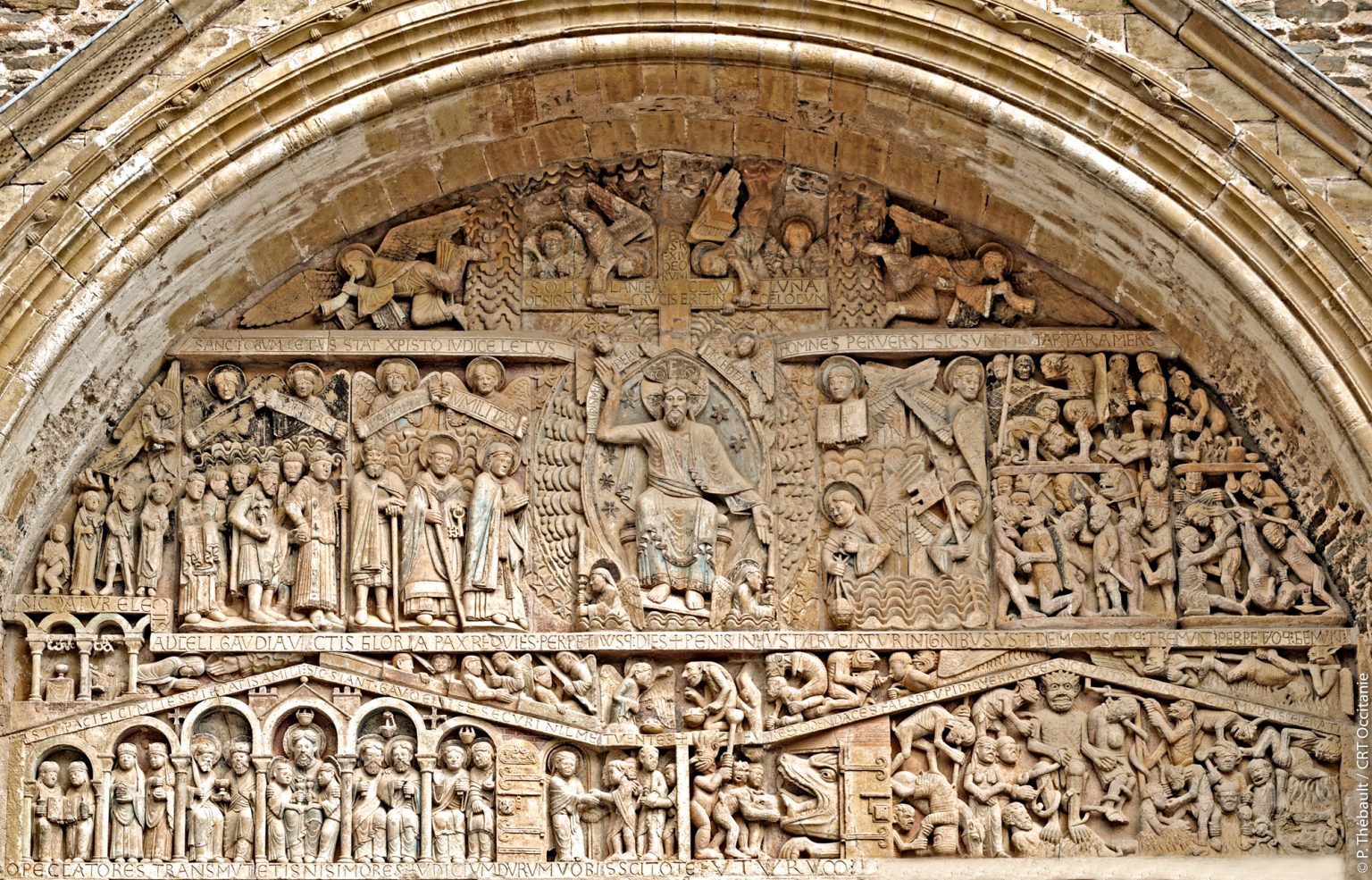 Zoom sur le tympan de l'abbatiale de Conques